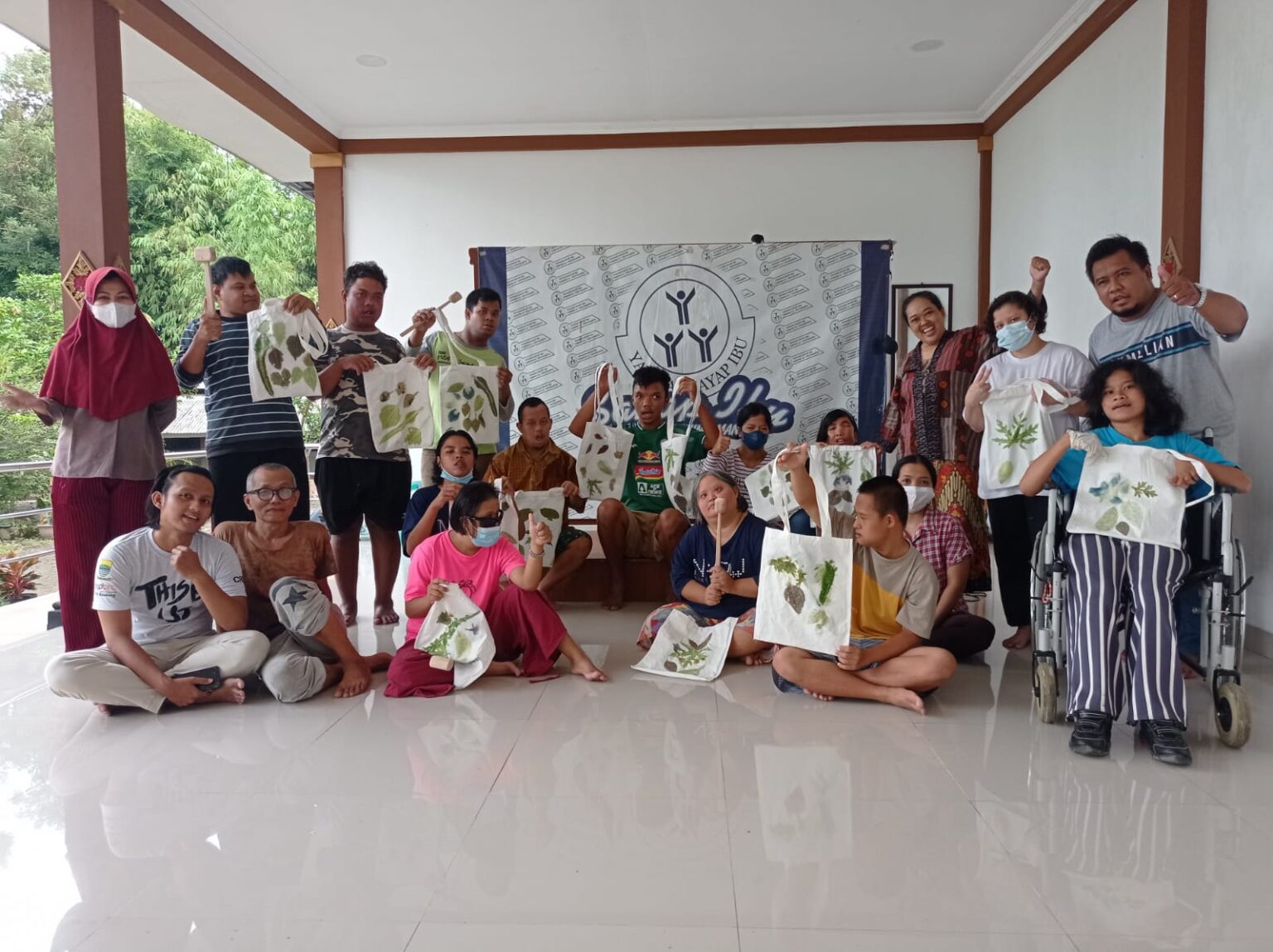 Pembuatan Tote Bag Ecoprint Anak-anak Asuh Panti 3 YSI Cabang D.I ...