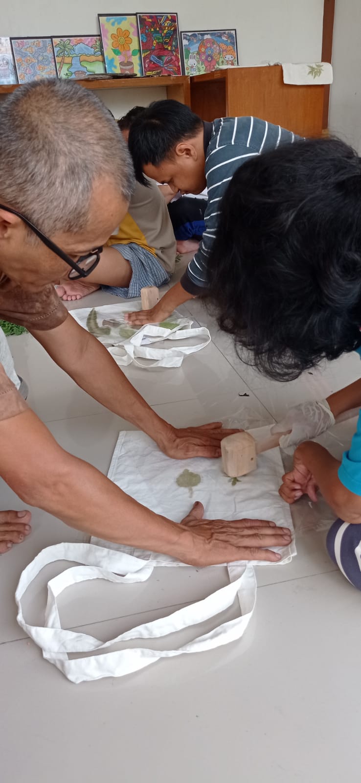 Pembuatan Tote Bag Ecoprint Anak-anak Asuh Panti 3 YSI Cabang D.I ...