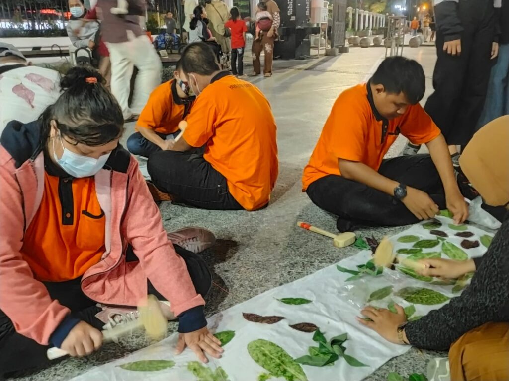 Workshop Ecoprint “Selasa Wagen Street Performance” Anak – Anak Panti ...